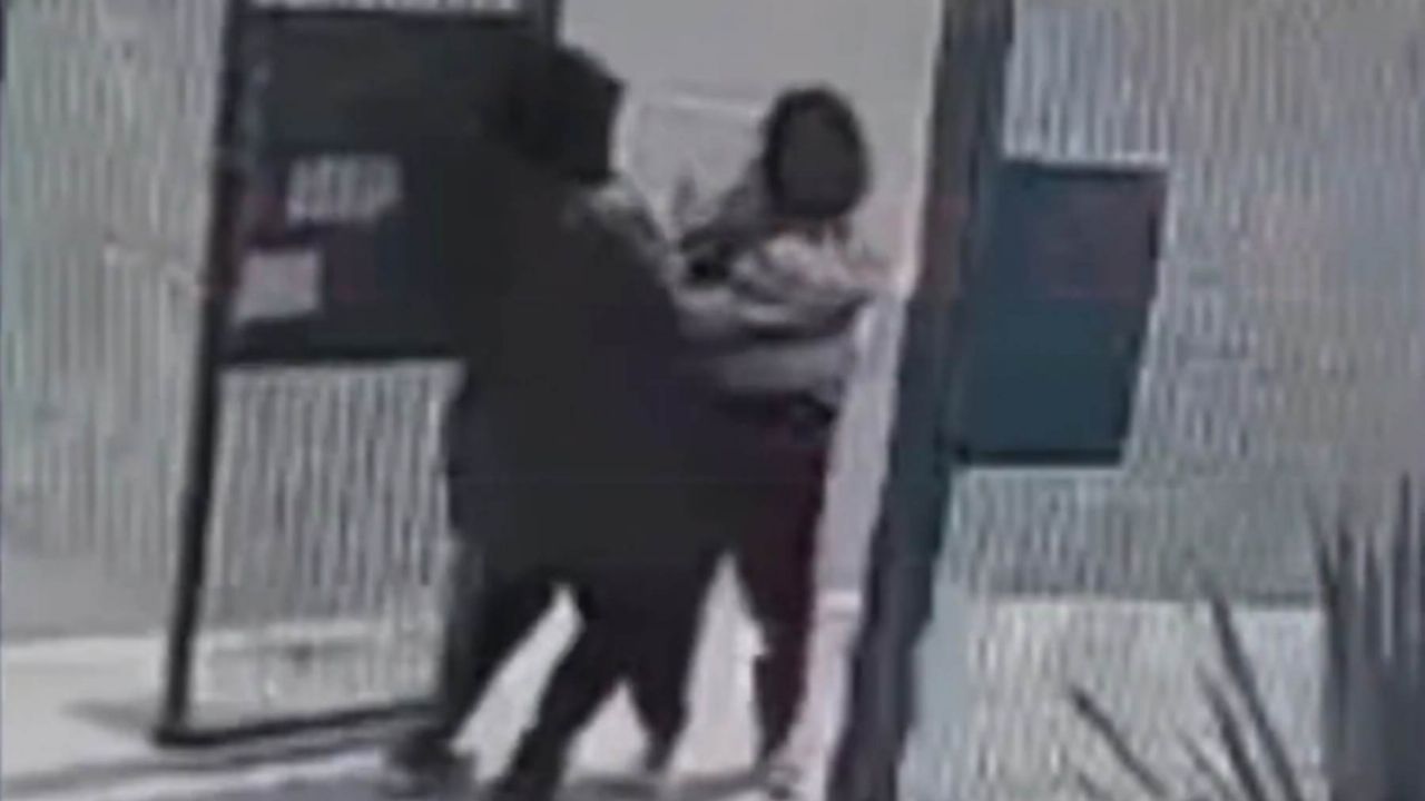 Mujer intenta arrebatar bebé a madre en Durango; se viraliza video