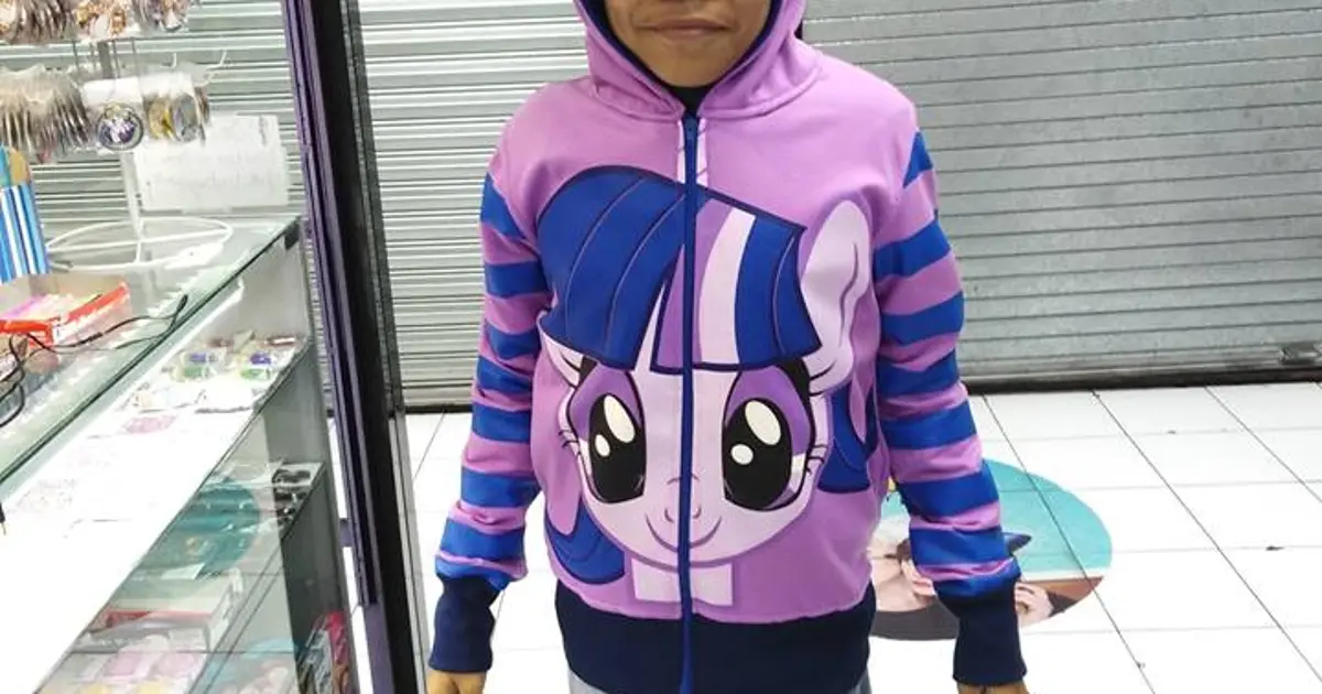 La reaparición de "el chico pony": Del acoso viral al triunfo resiliente