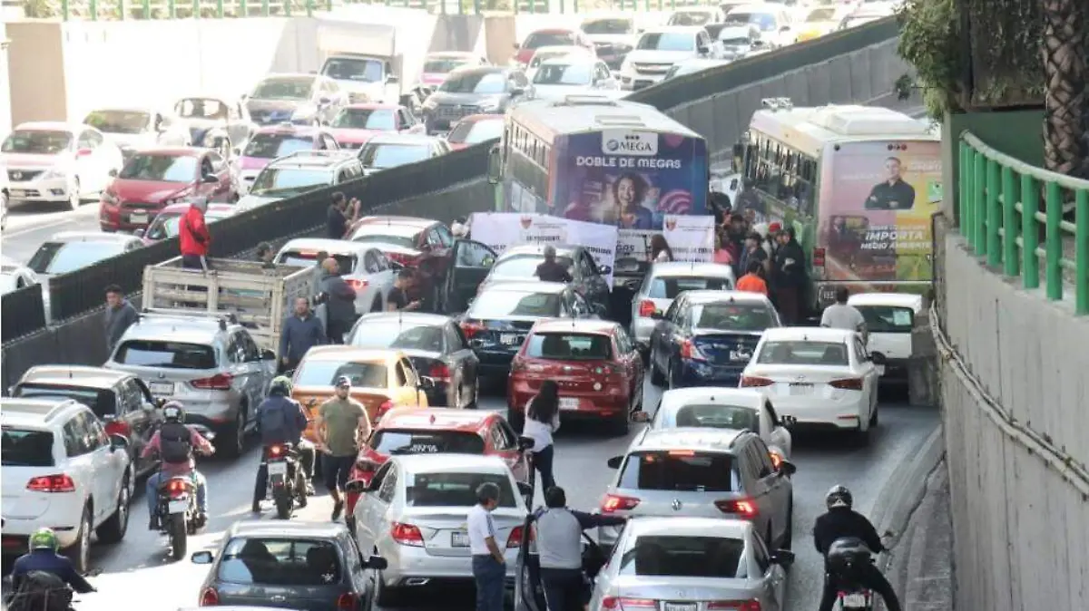 Manifestantes bloquean Periférico Sur y desquician el tráfico en CDMX